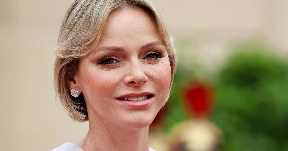 Charlene de Monaco dans une longue robe moulante bleu marine : la princesse charme par son élégance