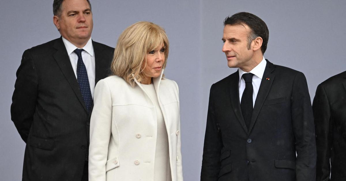 Brigitte Macron délaisse son sac à mains noir et craque pour une ...
