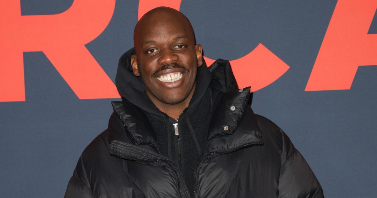 Jean-Pascal Zadi, un maître de cérémonie des César 2025 entouré d ...