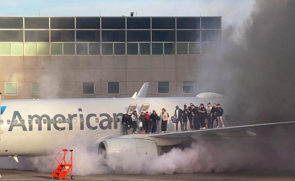 Avion en feu, passagers réfugiés sur une aile... Les images ...