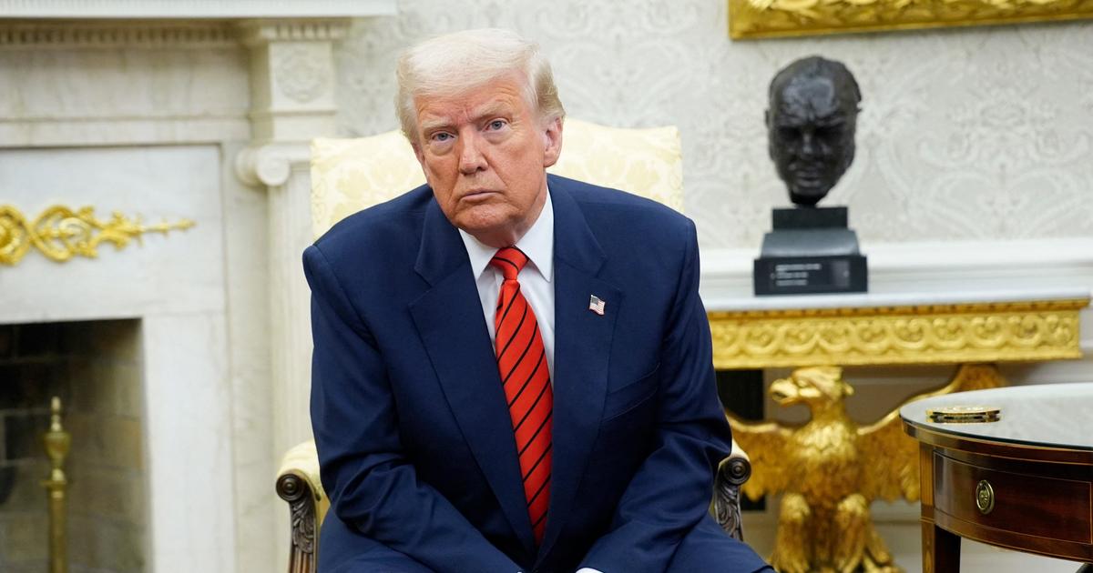 Donald Trump reçoit un micro en plein visage : cette séquence fait le buzz