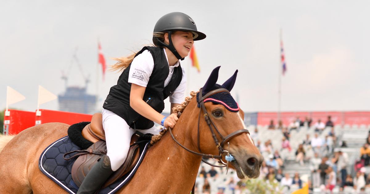 Giulia Sarkozy et ses longs cheveux blonds : la fille de Carla Bruni a ...