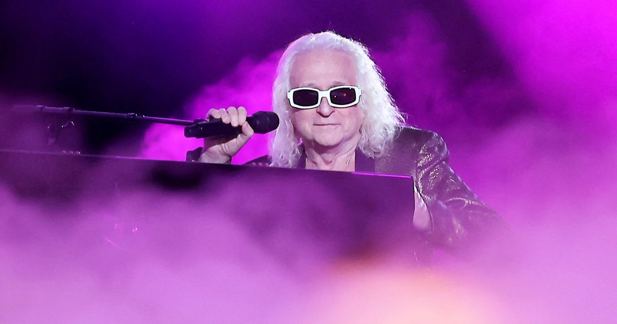 Michel Polnareff jamais sans ses lunettes ? Que nenni ! En privé, il ne ...
