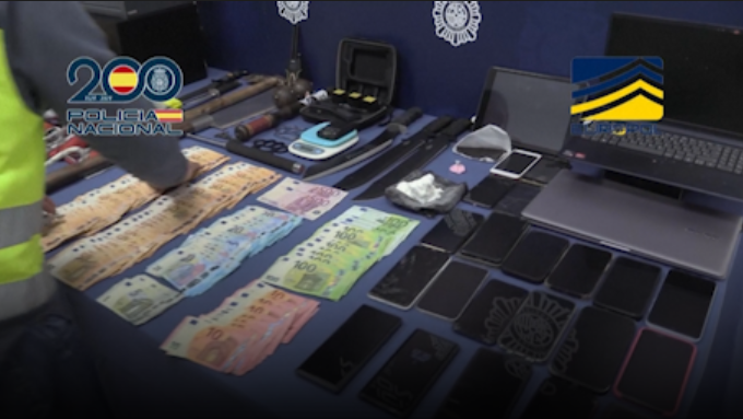 En Espagne, Europol et la police nationale démantèlent un réseau de trafic de drogue via le port ...