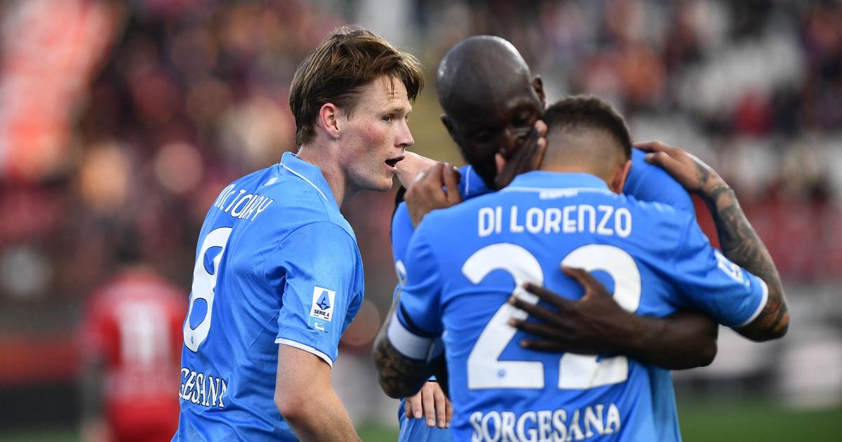 Serie A : Naples bat Monza et rejoint l'Inter Milan en tête