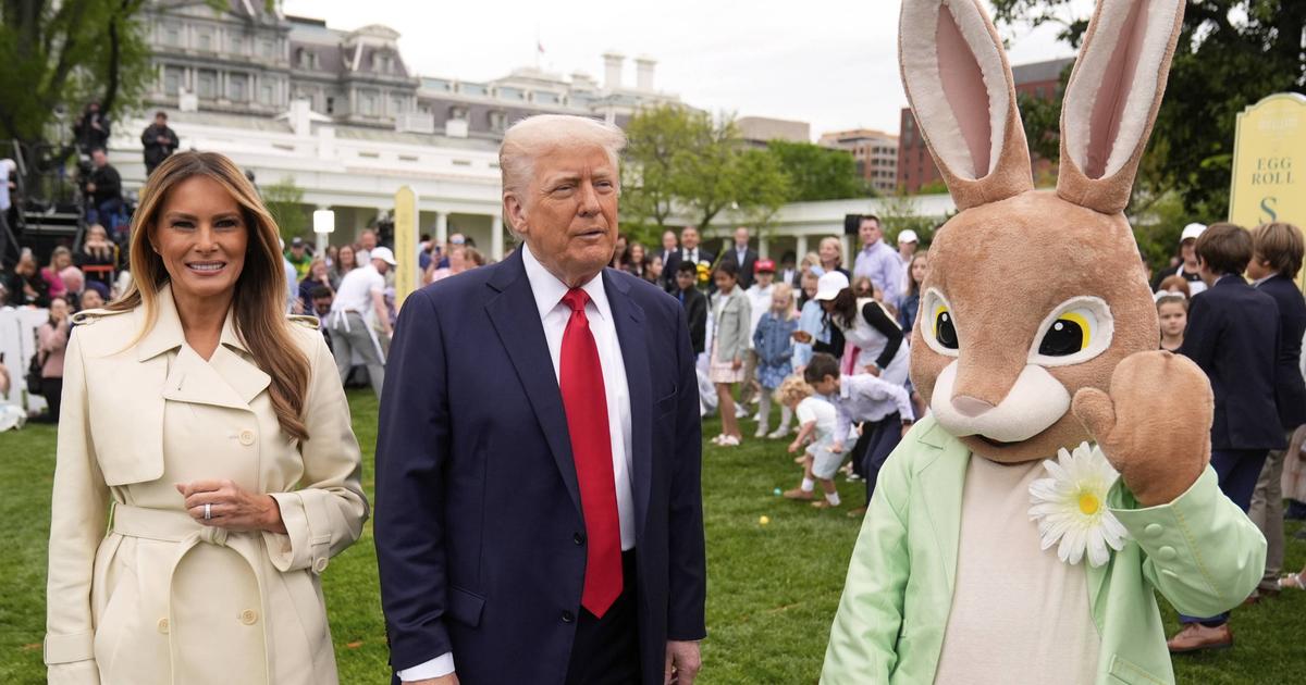Melania et Donald Trump, des fleurs et… un lapin en peluche XXL ...
