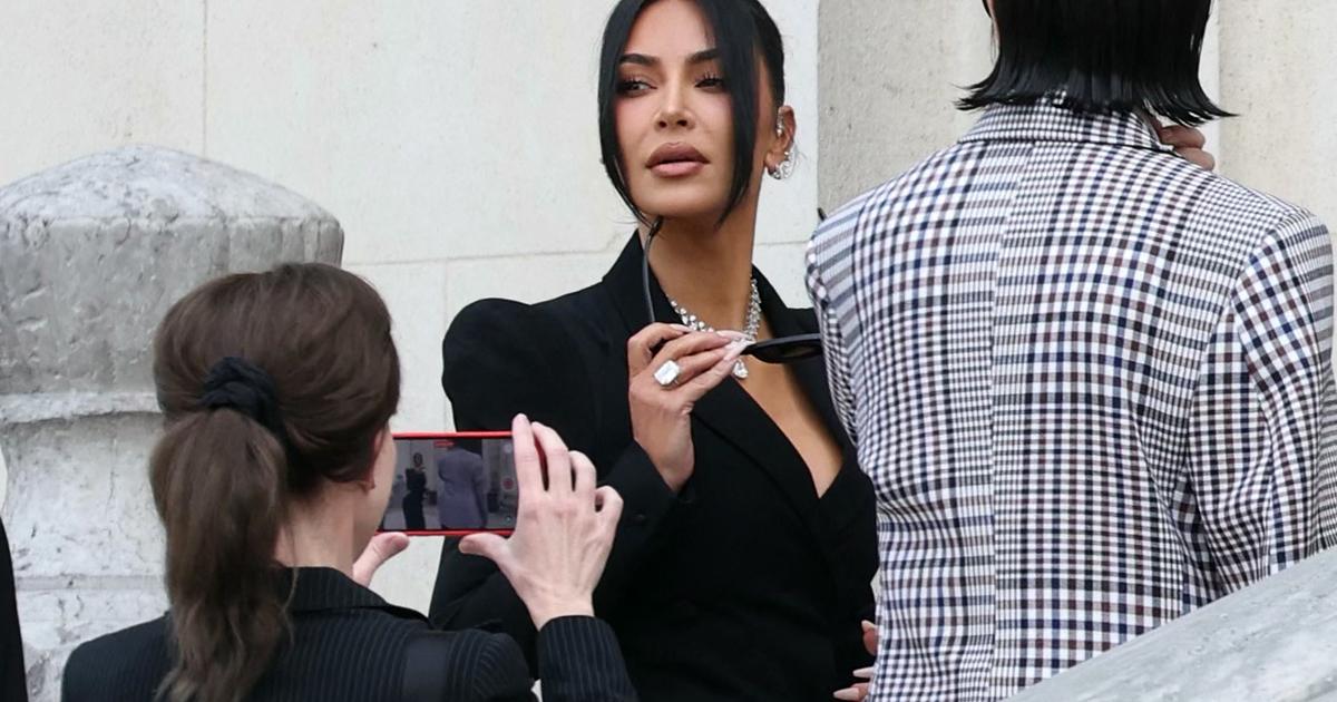L’entrée fracassante de Kim Kardashian, parée de diamants, dans un ...