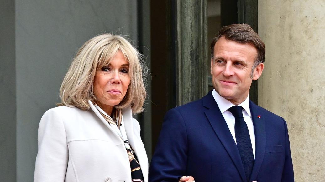 Devant la tour Eiffel, le selfie surprise de Brigitte et Emmanuel Macron