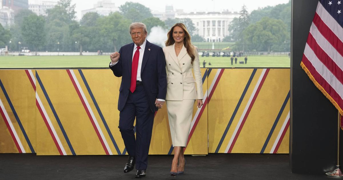 Dans un tailleur-jupe rayé, Melania Trump s’affirme et fait passer un ...