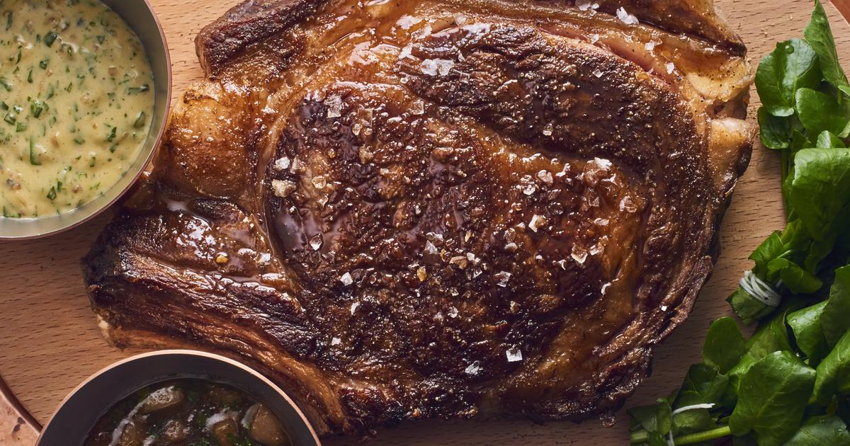 Côte de bœuf cuite sur la braise, sauce au poivre