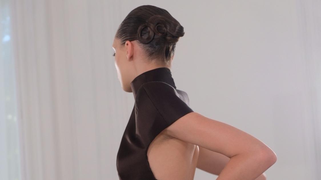 GALA BACKSTAGE - Le chignon sculptural d’Eugene Souleiman domine au défilé Ashi Studio