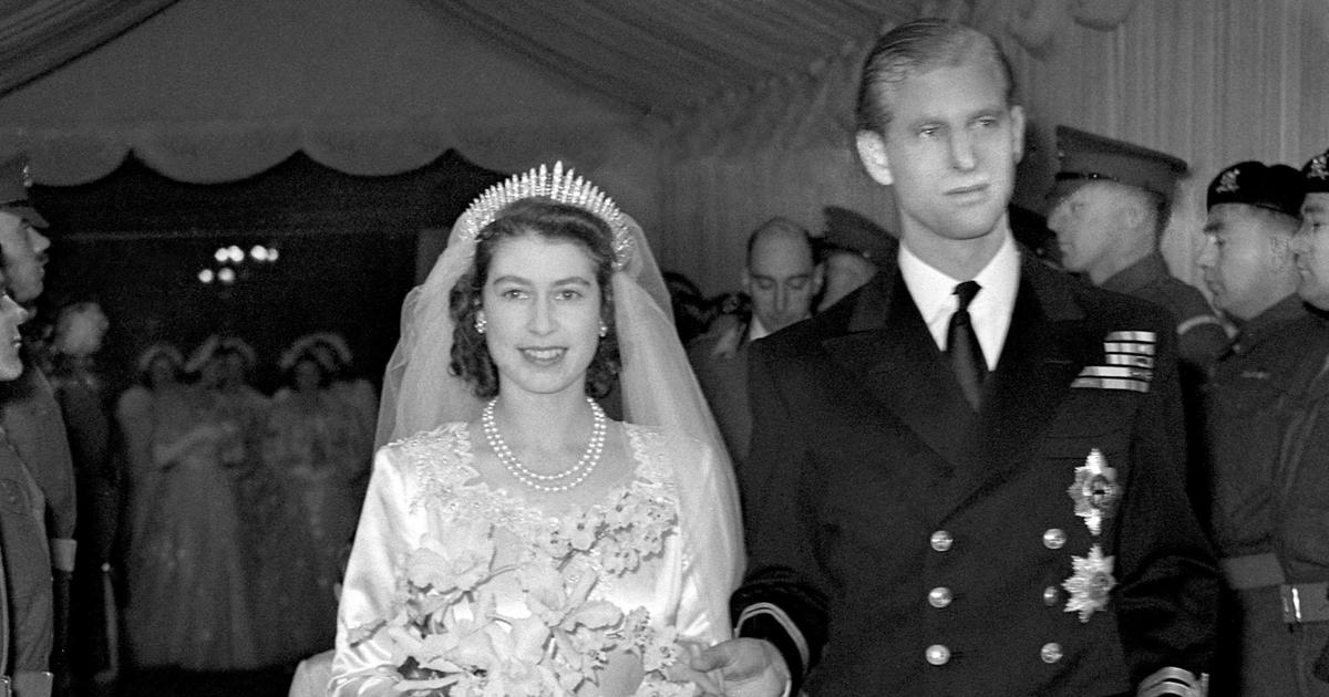 Some of Elizabeth Second Queen's wedding cake sold 3,000 euros at ...