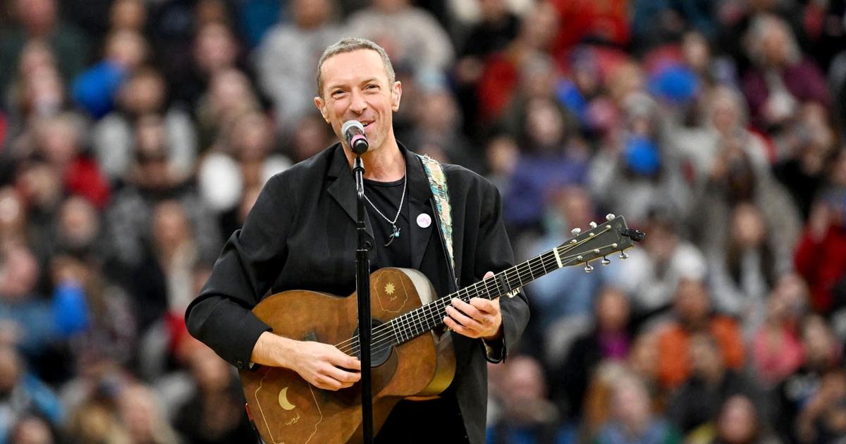 Oops ! En plein concert de Coldplay, Chris Martin dévoile un couple ...