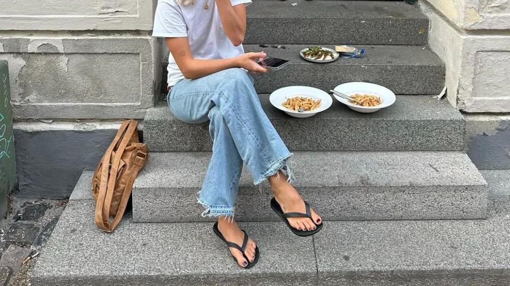 3 paires de tongs tendance à emporter partout cet été (et comment les ...