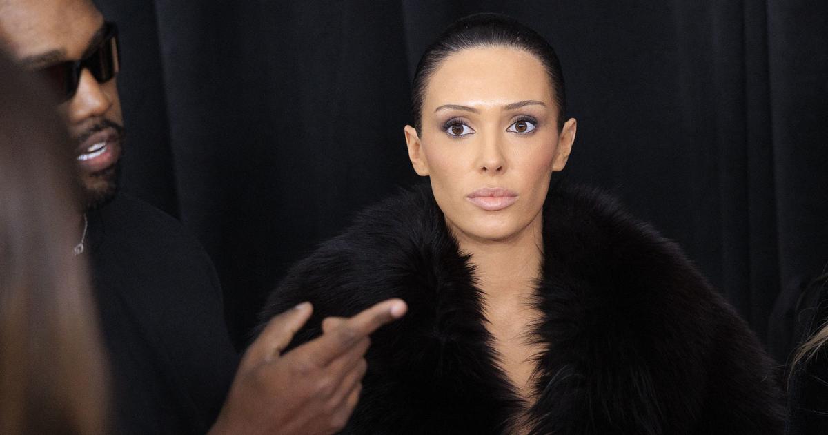 Daniela chanel videos presenting the door with a beautiful