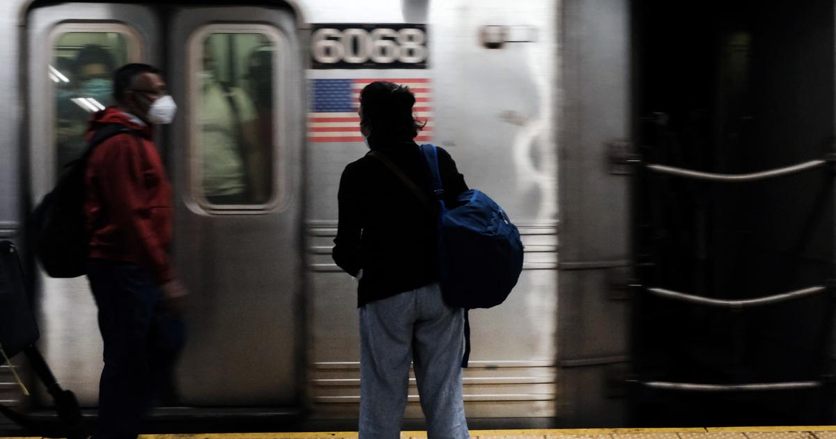 Man survives NYC subway push onto tracks | News Minimalist