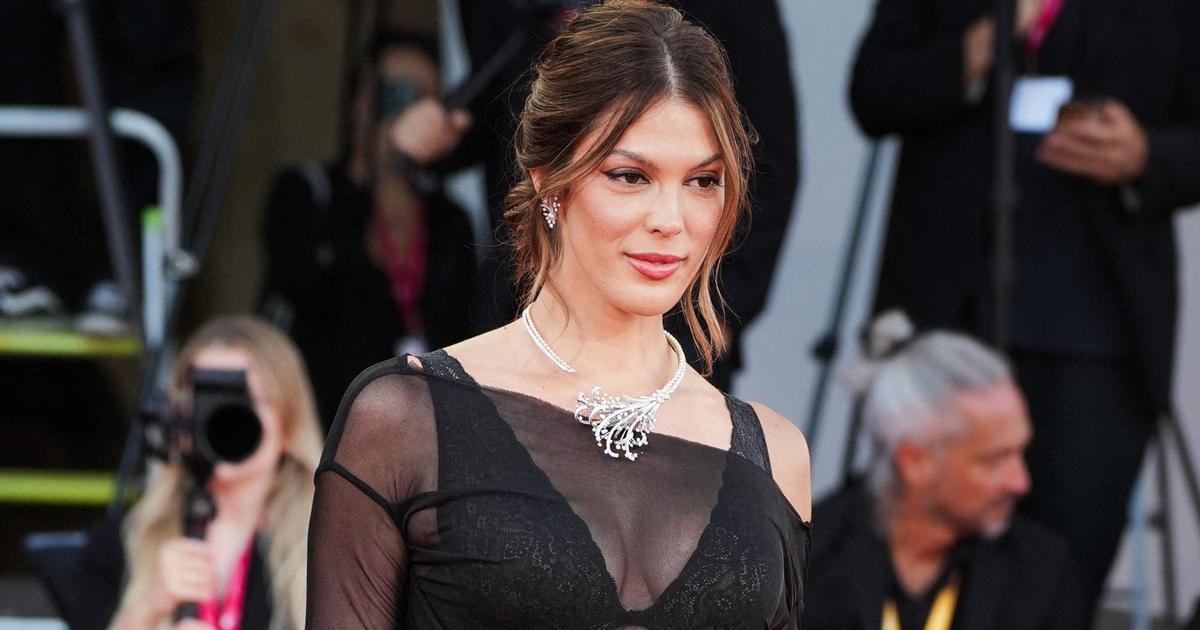 Dans sa robe transparente qui dévoile ses dessous, Iris Mittenaere subjugue le tapis rouge de la ...