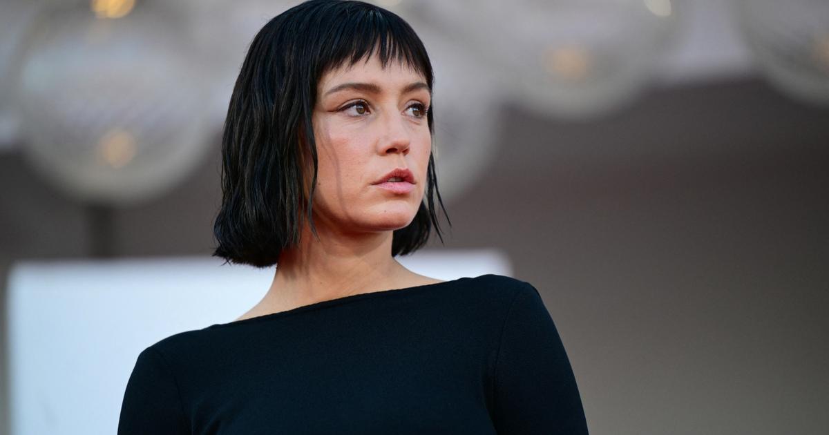 Mini-frange, robe au dos nu XXL et string en chaîne dorée : Adèle Exarchopoulos divine sur le ...