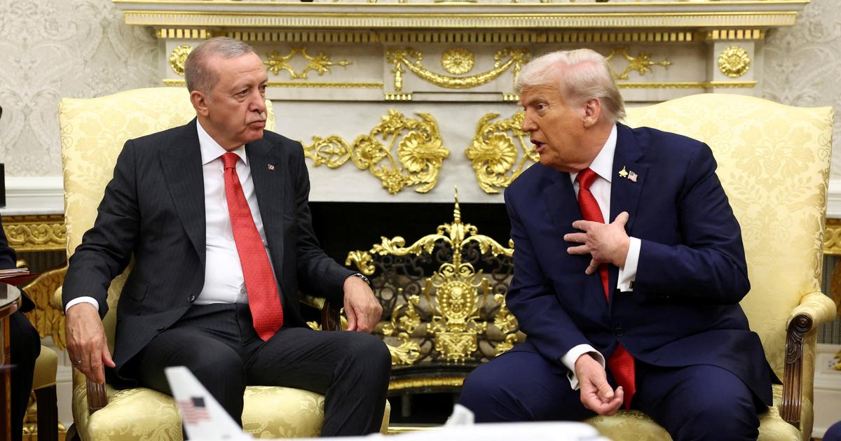 «Il en sait plus que quiconque sur les élections truquées»: Donald Trump raille le président ...