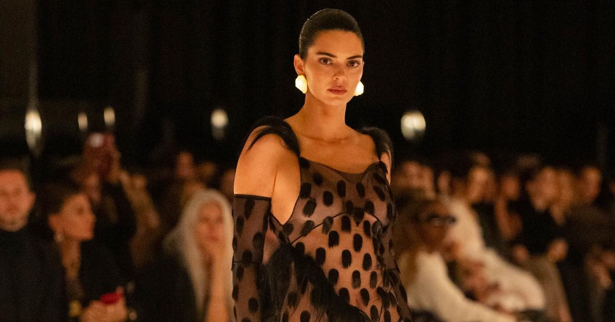 Dans une robe entièrement transparente, Kendall Jenner clôture avec ...