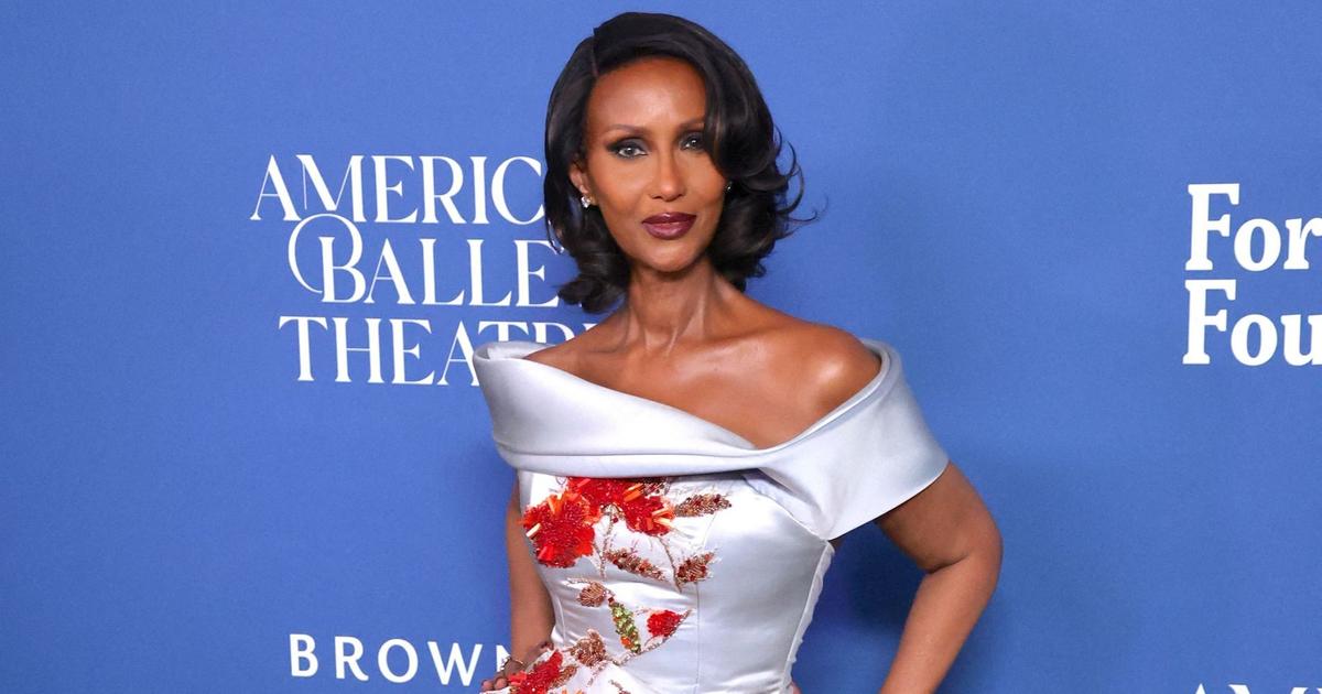 La rare apparition d’Iman, veuve de David Bowie, dans une robe sculpturale au gala du American ...