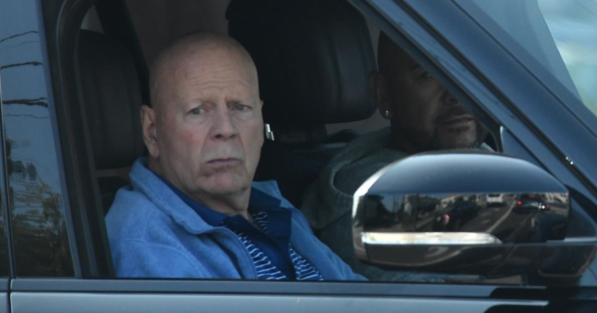 Les images poignantes de Bruce Willis main dans la main avec son aide ...