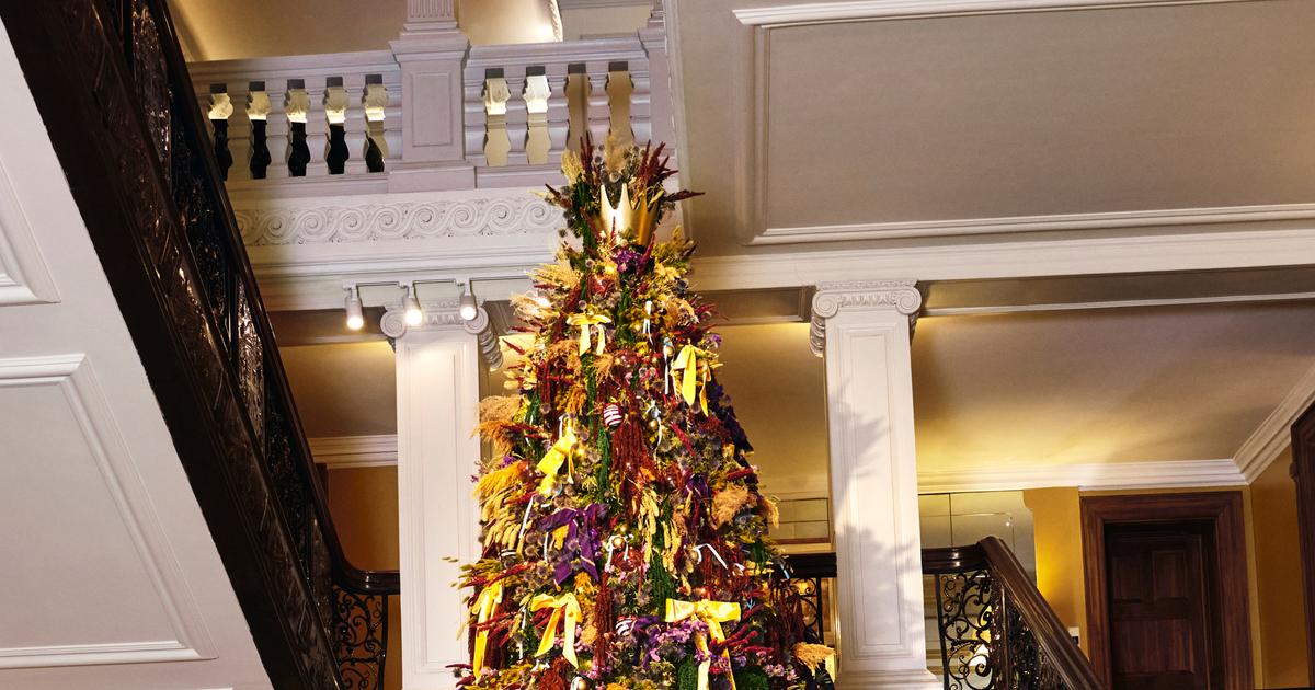 Burberry : les décorations du sapin de Noël de l’hôtel Claridge