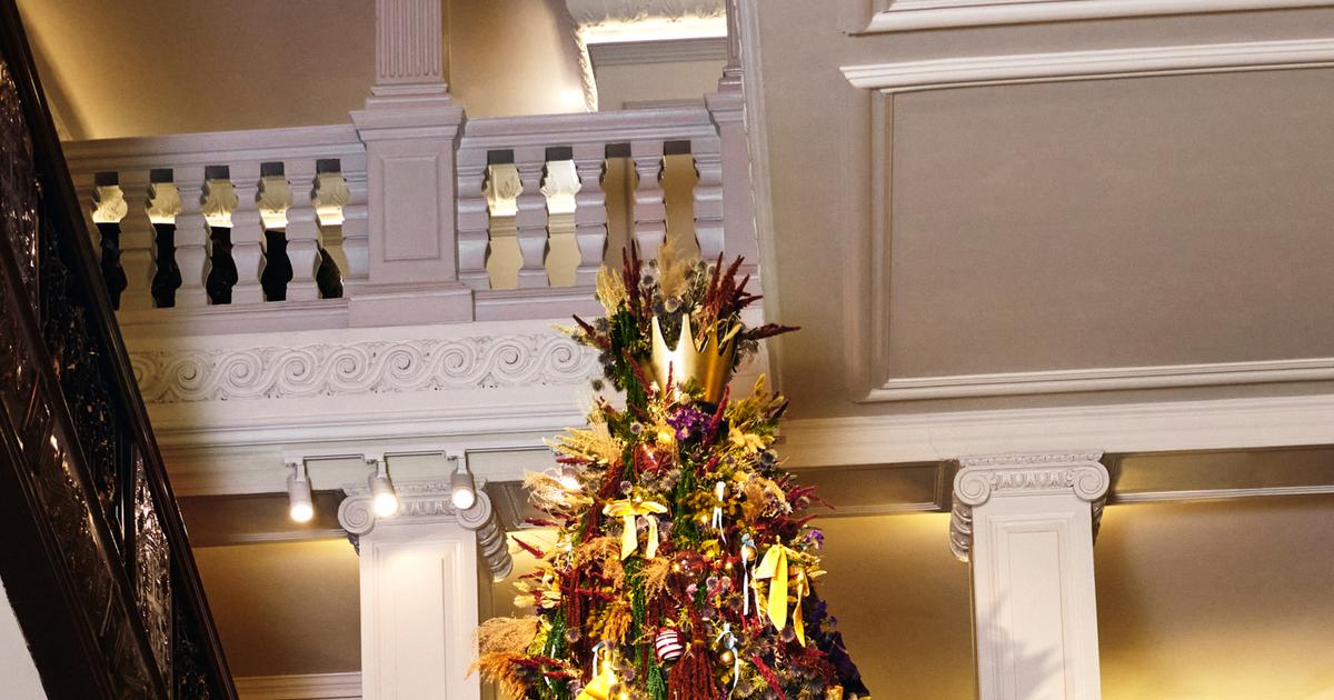 Burberry : les décorations du sapin de Noël de l’hôtel Claridge