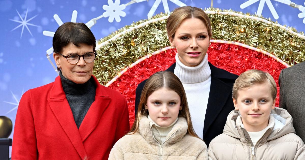 Charlene de Monaco en col roulé blanc, Stéphanie en col roulé noir ...