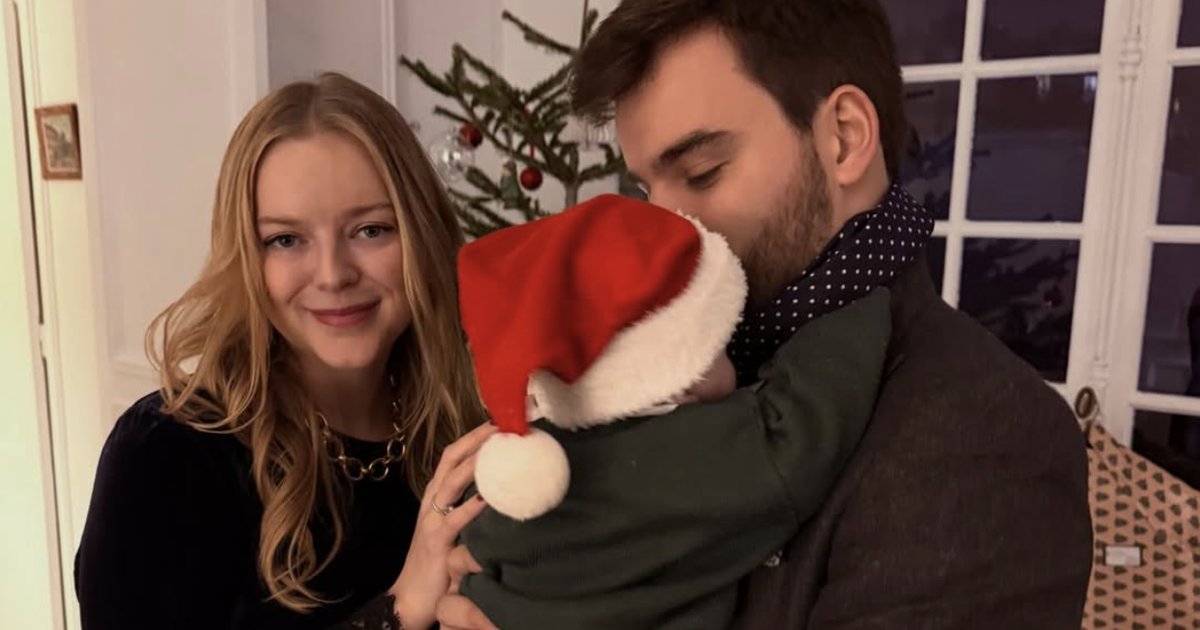 PHOTOS - Malika Ménard, Louis Sarkozy… Leur premier Noël avec bébé en ...