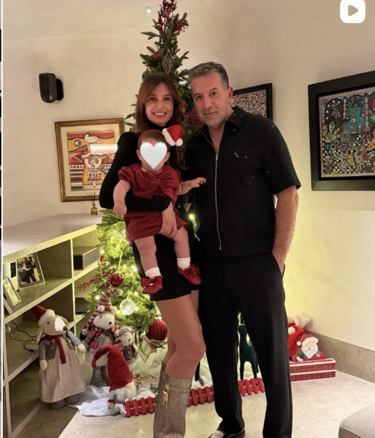 PHOTOS - Malika Ménard, Louis Sarkozy… Leur premier Noël avec bébé en ...