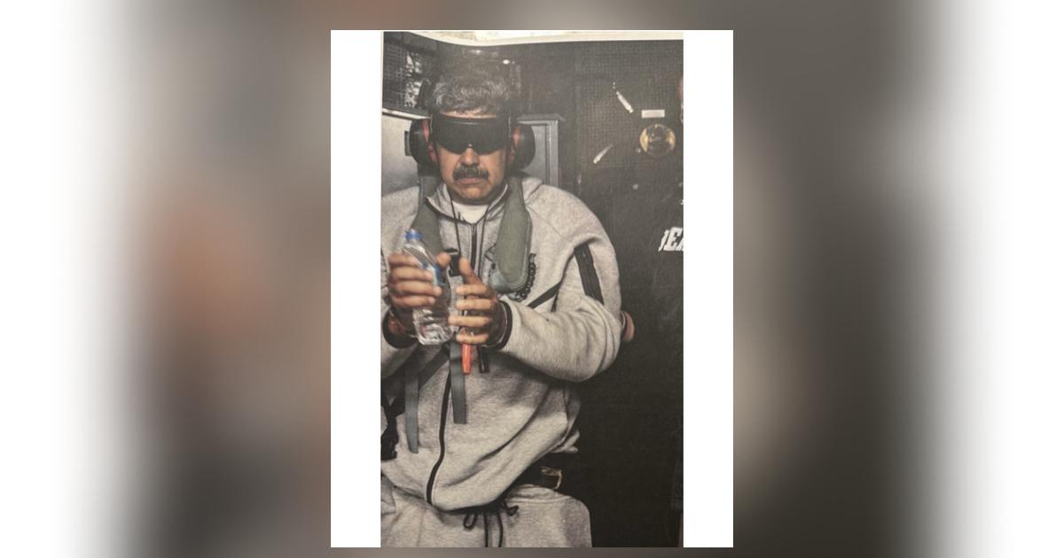Donald Trump publie une photo de Nicolás Maduro menotté, un masque sur ...
