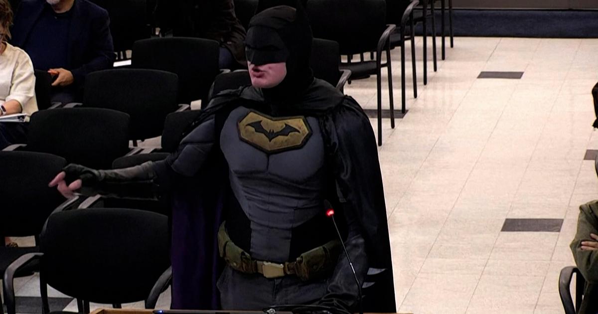 États-Unis : un homme déguisé en Batman exige des mesures contre l’ICE ...