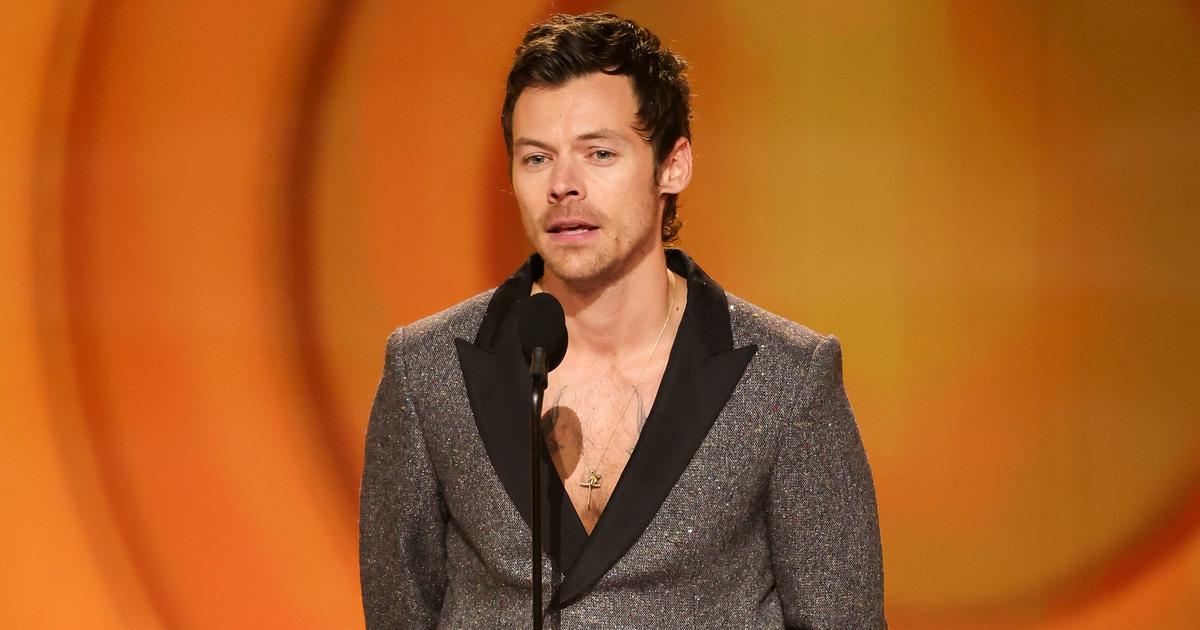 Boléro pailleté à même la peau et ballerines menthe, Harry Styles fait ...