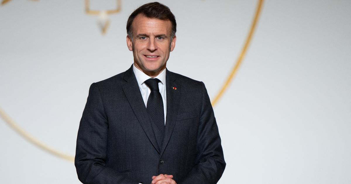 Emmanuel Macron : ses lunettes, “for sure”… Après les buzz, il réagit