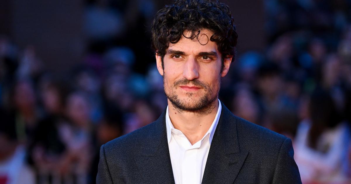 Louis Garrel sur scène avec des béquilles, l’acteur s’en amuse : “ Je ...