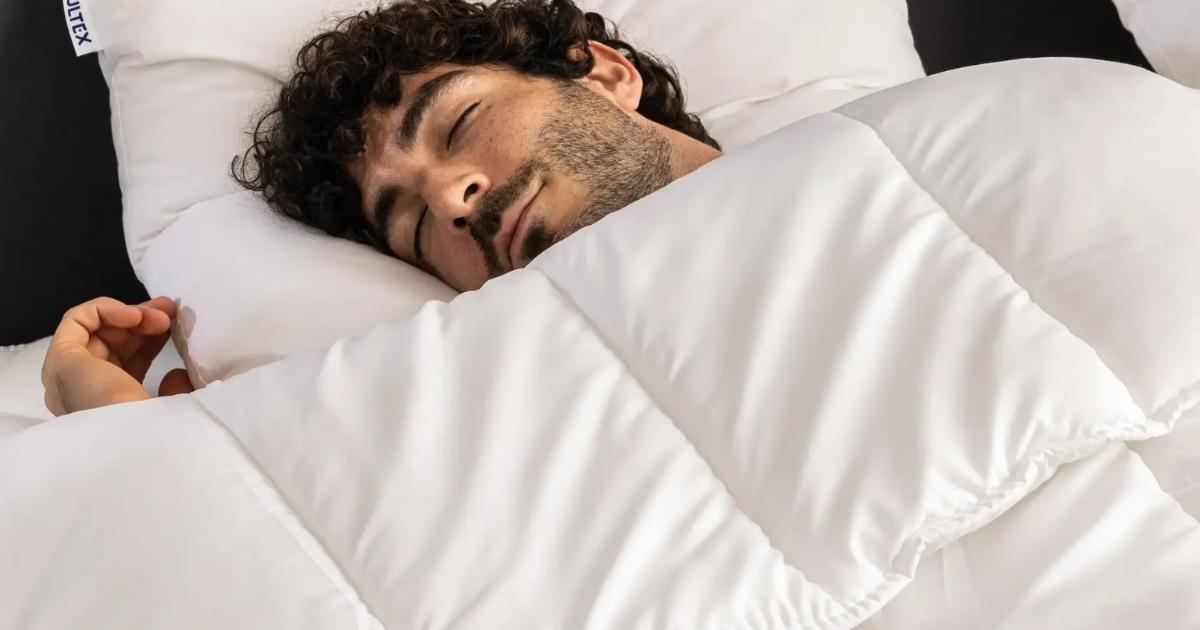 La solution pour mieux dormir tout au long de l’année : cette couette ...