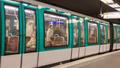 Faux métro, station en carton-pâte... Dans le laboratoire secret où la ...