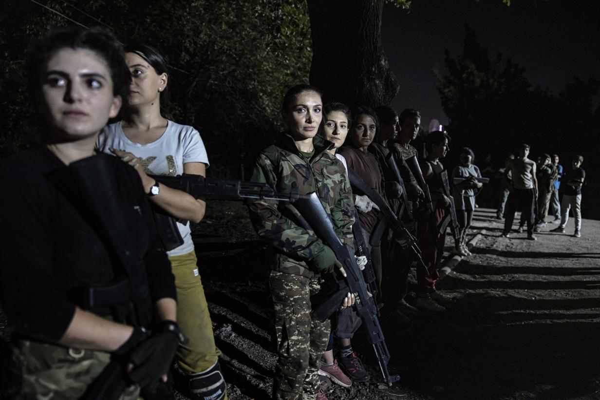 Au cœur du groupe paramilitaire VOMA en Arménie, qui forme les civils à ...