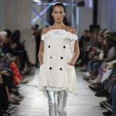 En robe transparente et string apparent, Bella Hadid fête ses 26 ans ...