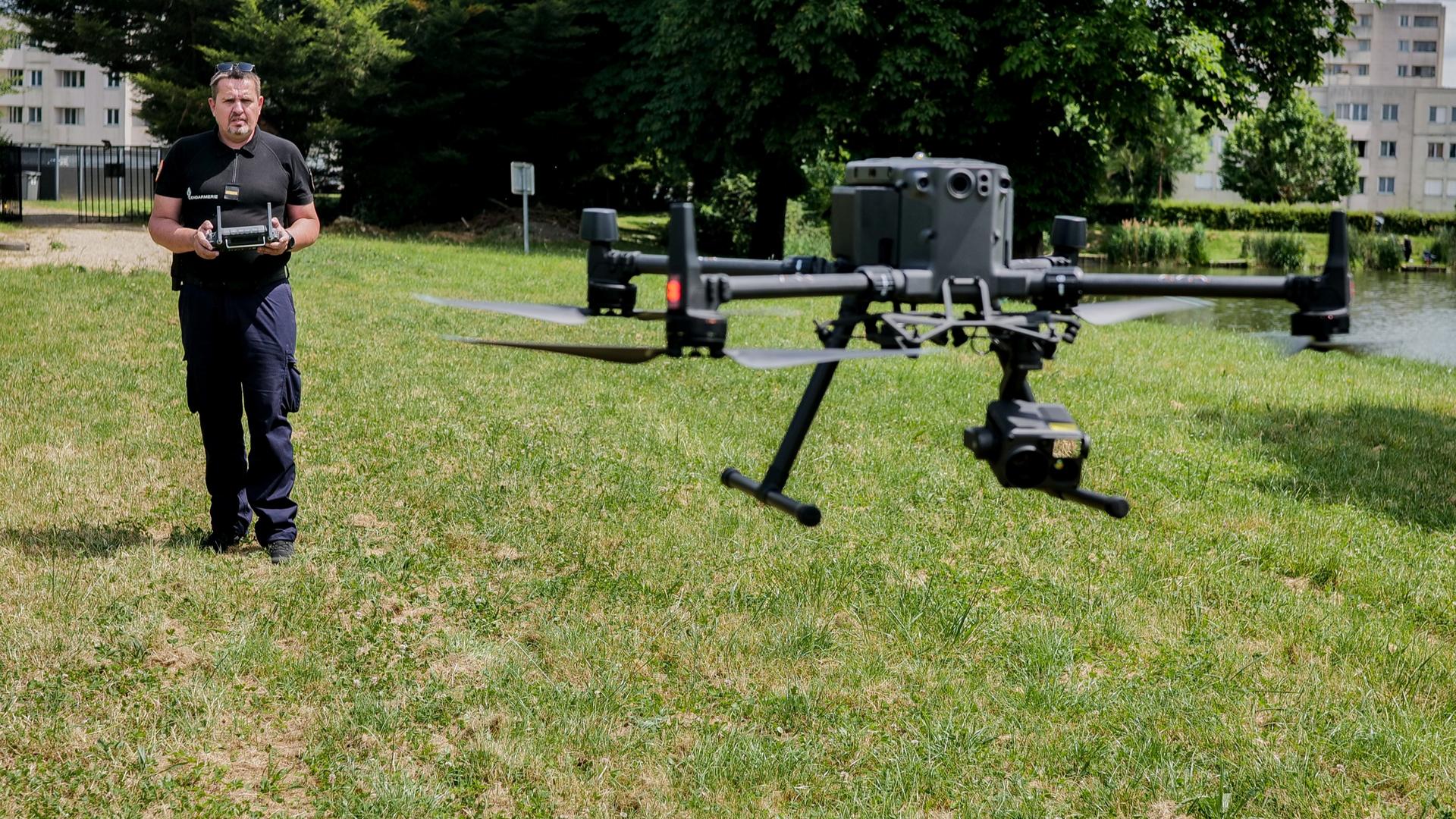 Analyse des scènes de crime, détection des émeutiers : 800 drones au ...