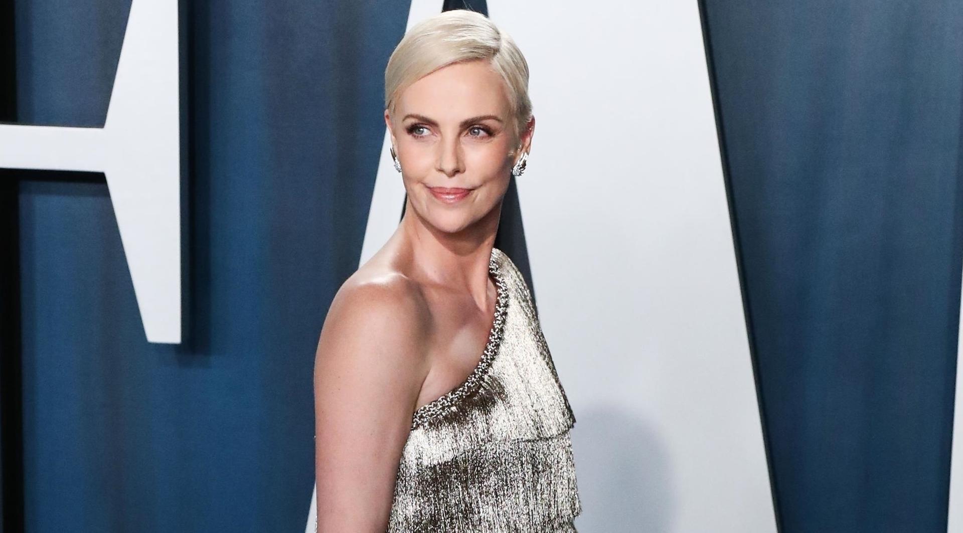 PORTRAIT MODE - Charlize Theron : Dior, minimalisme chic, slip dresses ...