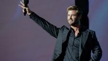 En images. Chris Hemsworth soutient Matt Damon main dans la main lors d ...