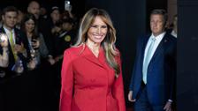 Robe fendue et tour de cou en satin : la tenue audacieuse de Melania ...