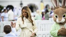 Robe fendue et tour de cou en satin : la tenue audacieuse de Melania ...