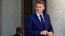 Emmanuel Macron torse nu à Brégançon : ses muscles applaudis par un ...