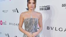 Mini-frange, robe au dos nu XXL et string en chaîne dorée : Adèle Exarchopoulos divine sur le ...