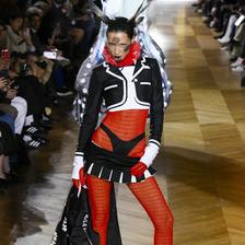 En robe transparente et string apparent, Bella Hadid fête ses 26 ans ...