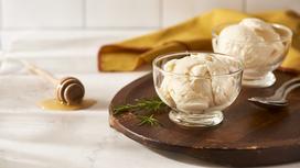 Meringues moelleuses, sorbet aux fruits rouges