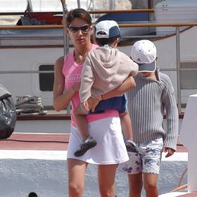 La belle-fille de Zidane publie une photo d'elle, allaitant son bébé en ...